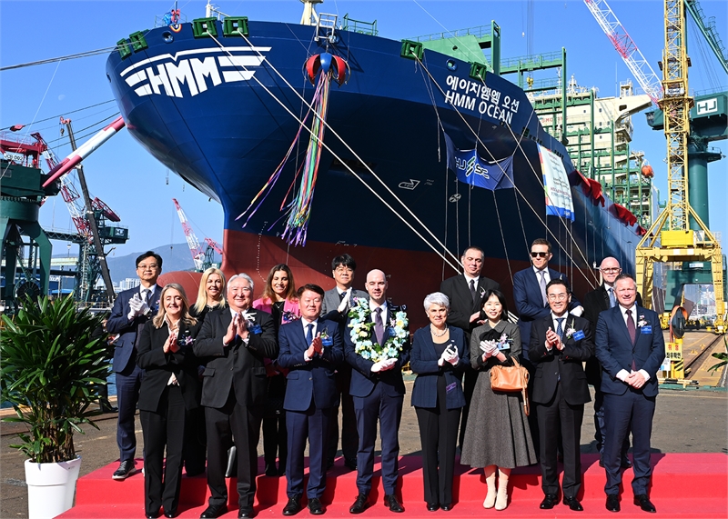 HMM, 국내 첫 LNG 추진 컨테이너선 도입…"탄소중립 박차" | 뷰어스